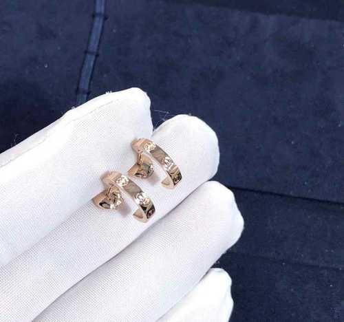 Золотые серьги Love