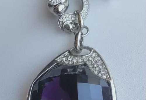 Ожерелье с крупным синим кулоном