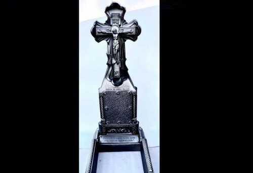 Православный крест-памятник на кладбище