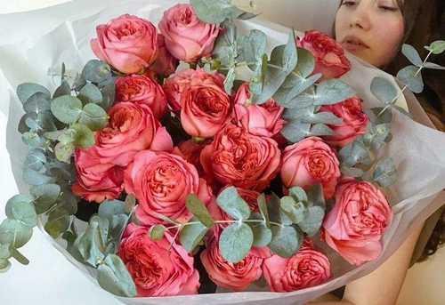 Пионовидные розы, букет роз с эвкалиптом