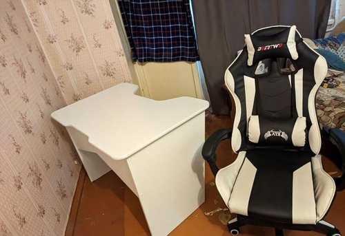 Игровое кресло и компьютерный стол