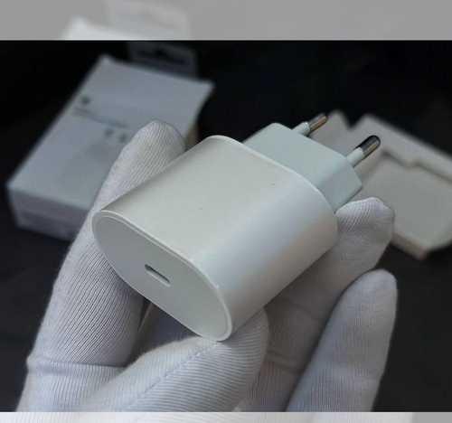 USB-C 20W Power Adapter Apple