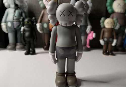 Серая фигурка kaws