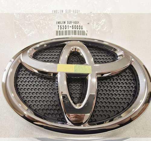 Toyota Lang Cruiser 200 2015- эмблема передняя