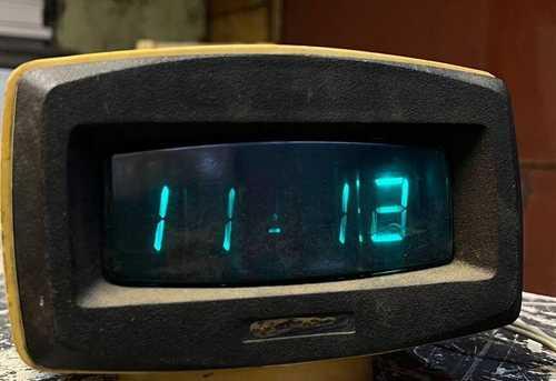 Винтажные настольные часы электроника 1980 год