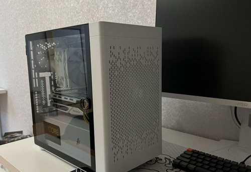 Белый мощный игровой компьютер на AMD