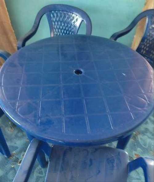 Стол со стульями пластик