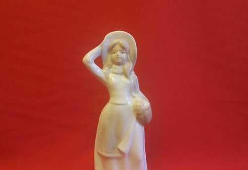 Антикварная фарфоровая фигура Девушка с корзиной