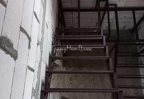 Лестница трехмаршевая под зашивку