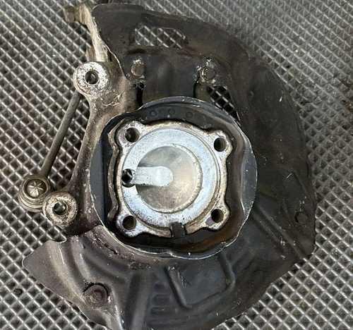 Передний правый кулак bmw e39