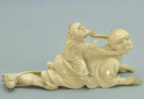 Старинная статуэтка "Игра в лошадки" кость Китай