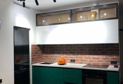 Кухня с зелеными фасадами и витриной