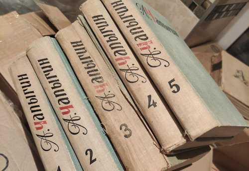Книги одним лотом очень много
