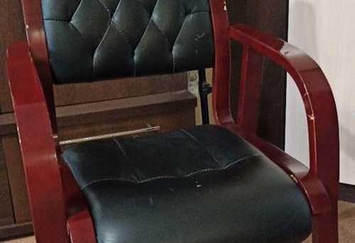 Кресло кожаное для конференц залов и офиса