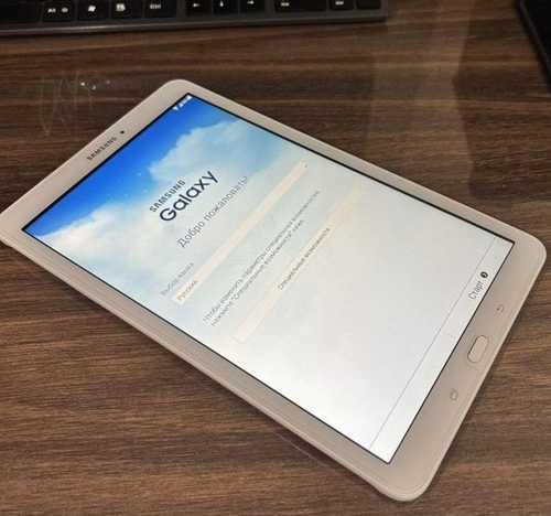 Планшет Samsung Galaxy Tab E SM-T561