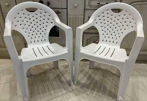 2 пластиклвых стула