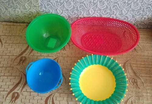 Пластиковая посуда и плетеная