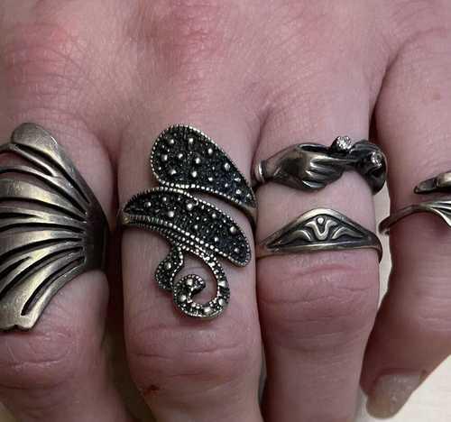 Серебряные кольца, пять штук и серебряная подвеска