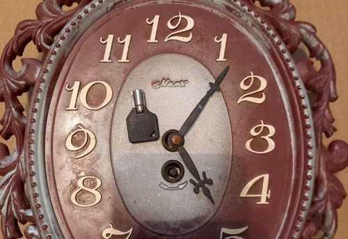 Старинные настенные часы механические