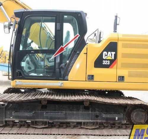 Стекло дверное нижнее левое Caterpillar