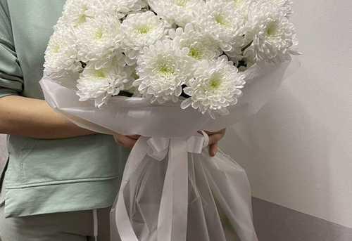 Букет цветов из нежно-белой хризантемы