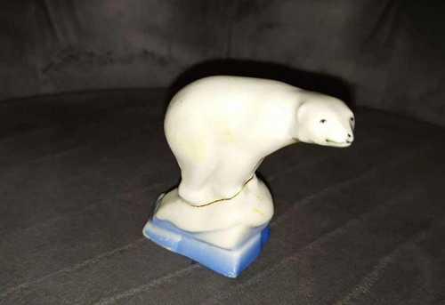 Фарфоровая статуэтка белый медведь на льдне