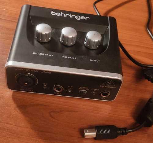 Звуковая карта behringer um2