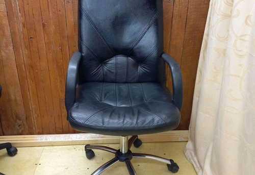 Продам добротное, надежное кожаное офисное кресл