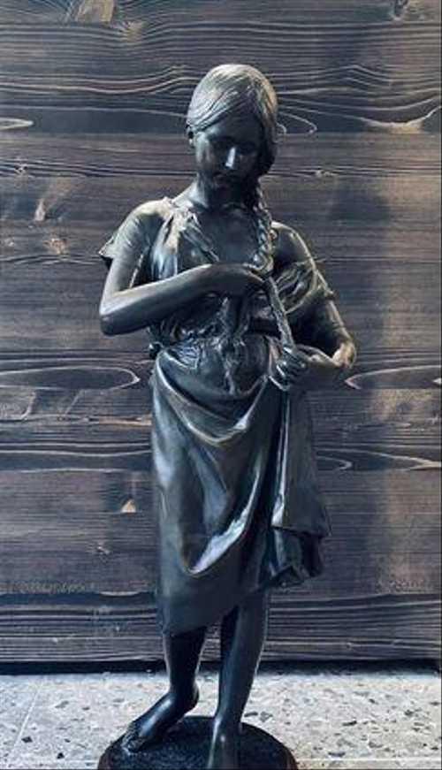 Статуя « Девушка с косой»