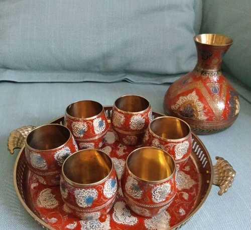 Индийский поднос с бокалами и ваза