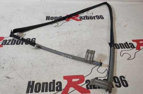 Уплотнитель стекла передний правый Honda Cr-V 3