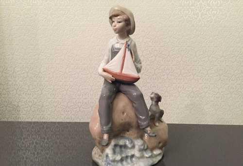 Lladro фарфоровая статуэтка Мальчик с парусником