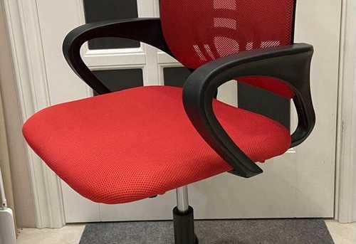 Компьютерное кресло красное. Бронь