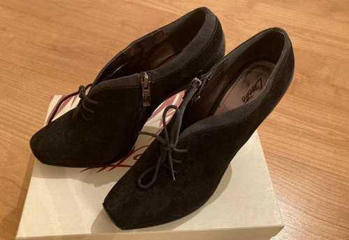 Туфли женские велюровые черные 39 р на каблуках