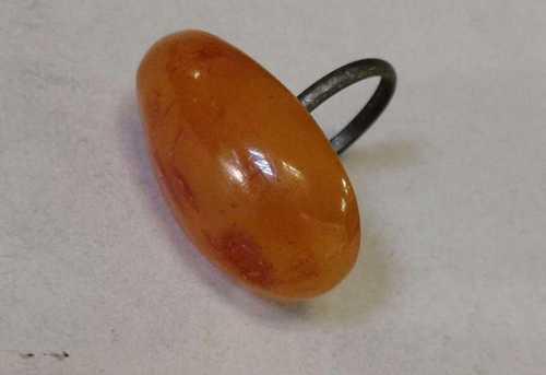 Кольцо с натуральным янтарем сложного цвета mau