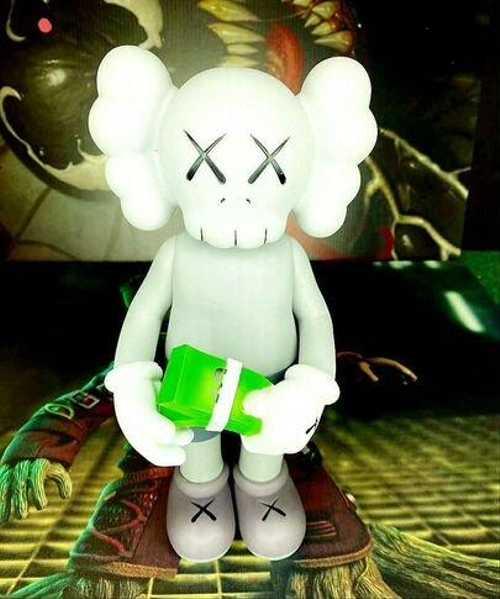 Коллекционная игрушка kaws с деньгами 32 см