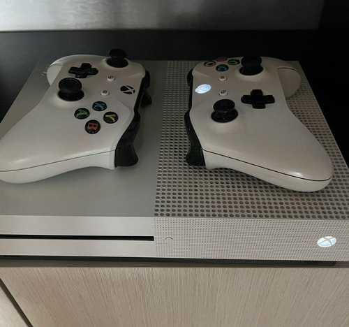 Xbox one s 1tb с двумя геймпадами