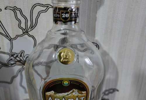 Пустая бутылка от армянского коньяка наири