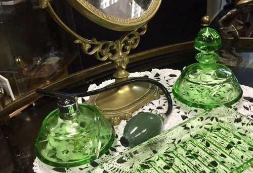 Парфюмерный антикварный зеленое стекло набор