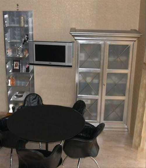 Шкаф-витрина,стойка и стол с креслами Италия
