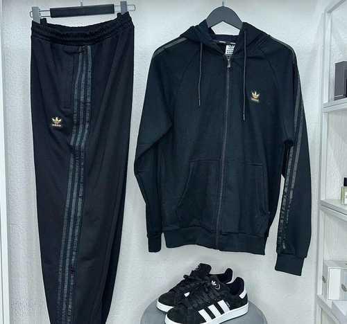 Костюм Adidas спортивный