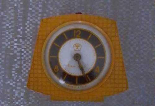 Часы будильник СССР Янтарь