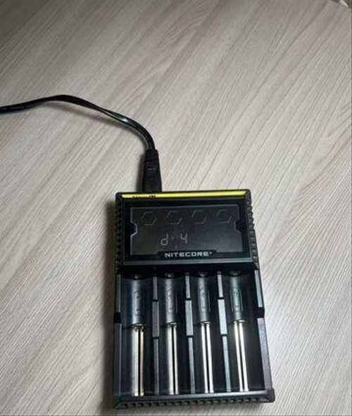 Цифровое зарядное устройство Nitecore d4