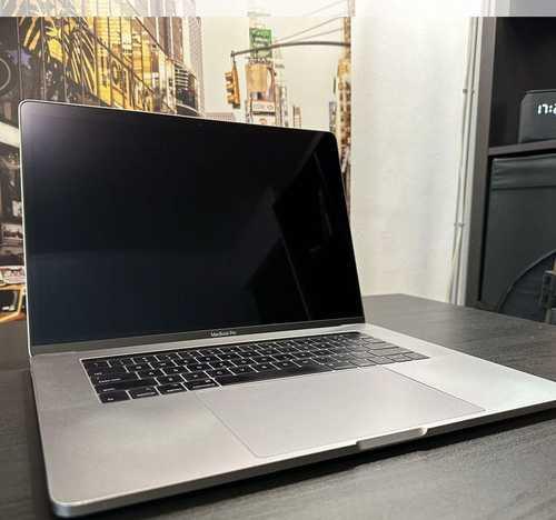 Macbook Pro 15, 256 гб (Core i7, 16 Гб) 2018 год