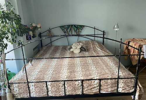 Кровать кованная с витражом