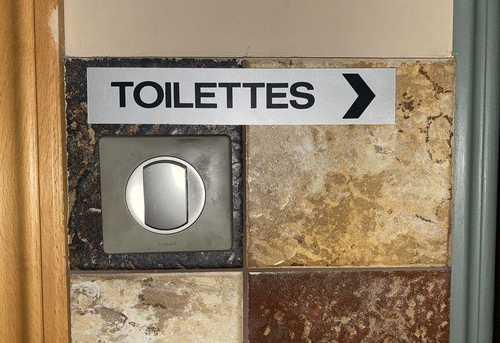 Металлическая табличка в туалет