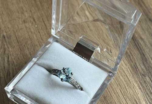 Серебряное кольцо с голубым топазом и фианитами