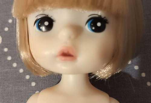Коллекционная азиатская кукла, светлые волосы