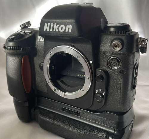 Nikon F100