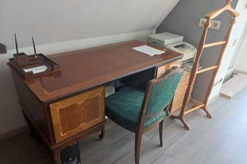 Раритетный дерявянный письменый стол и стул